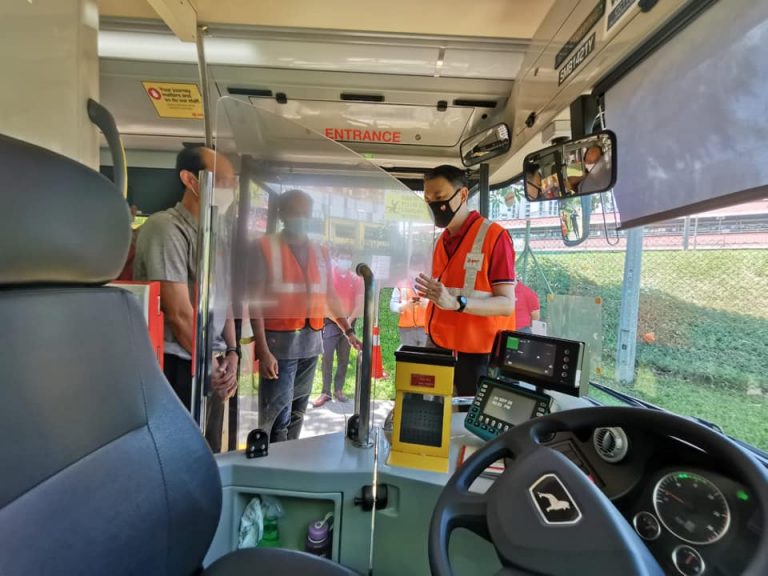 Driver Protective Screen installed on SMRT Bus (Photo: Melvin Yong 杨益财 ...