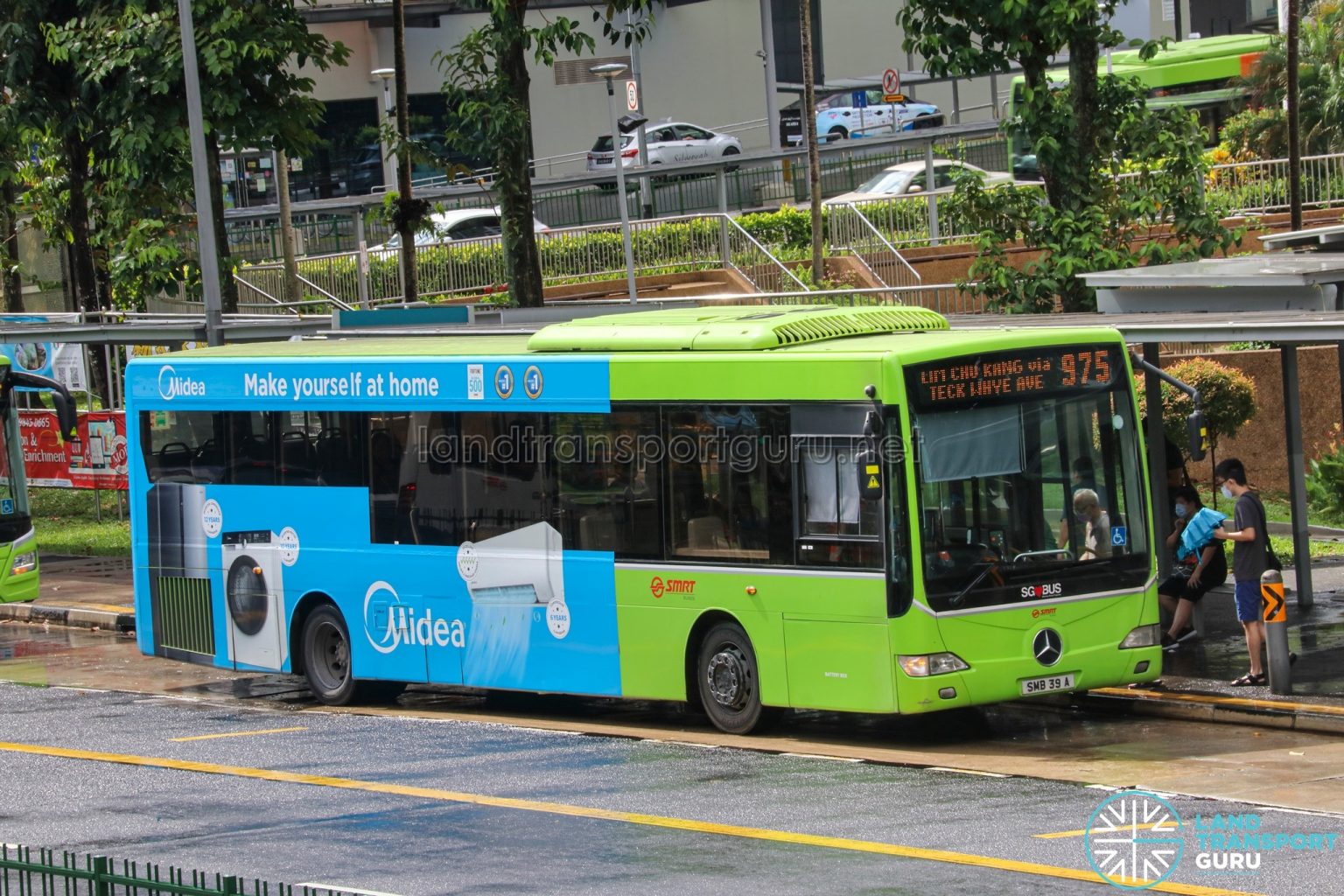 Bus 975 – SMRT Buses Mercedes-Benz OC500LE (SMB39A) | Land Transport Guru