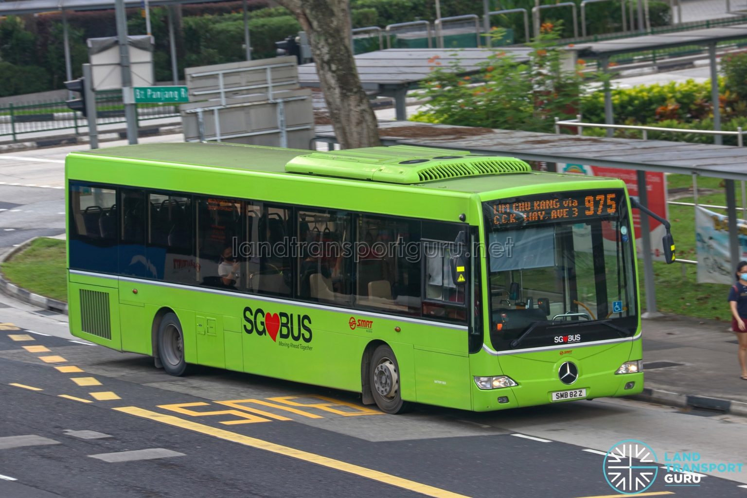Bus 975 – SMRT Buses Mercedes-Benz OC500LE (SMB82Z) | Land Transport Guru