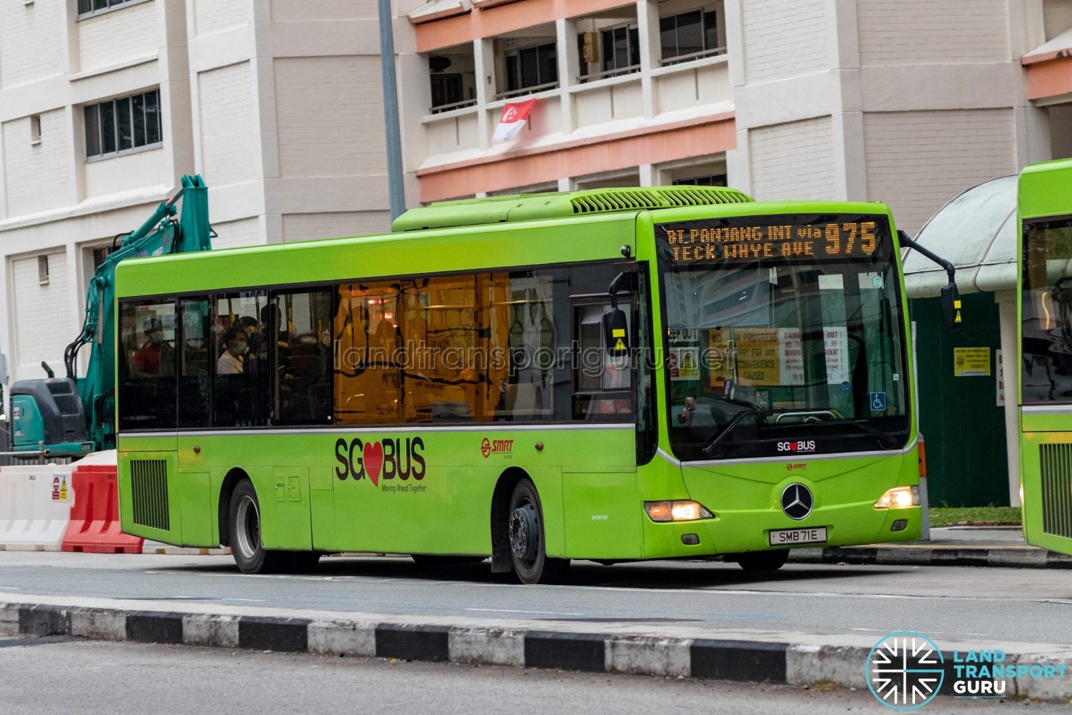 Bus 975 – SMRT Buses Mercedes-Benz OC500LE (SMB71E) | Land Transport Guru