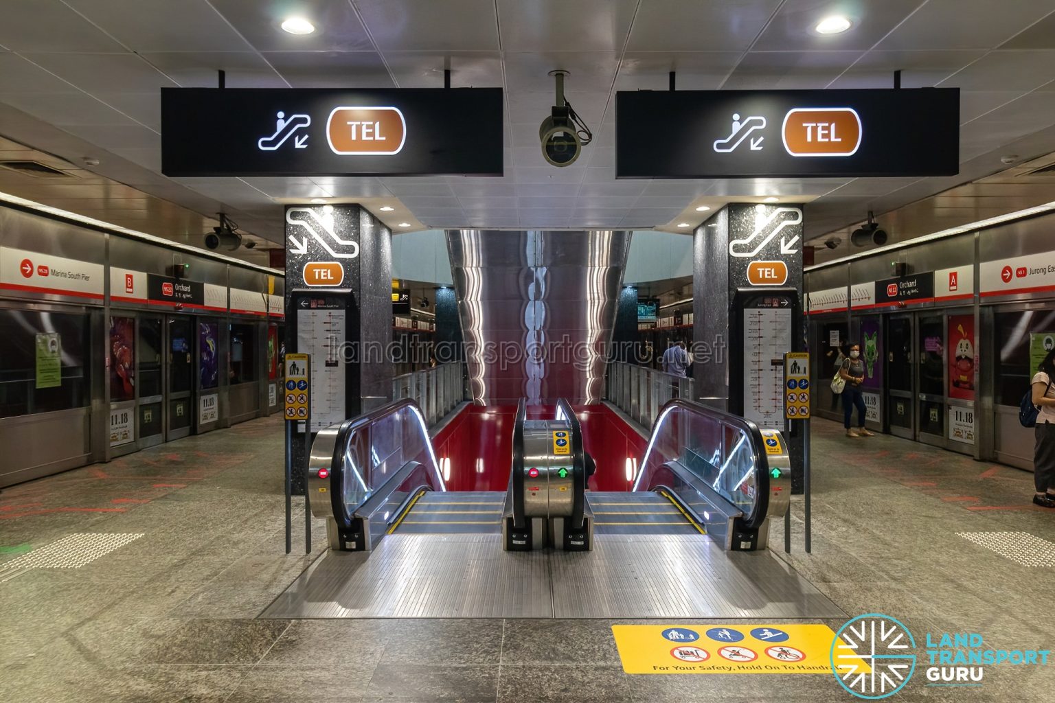 Orchard MRT Station – Escalators to TEL Paid Link at NSL Platform Level ...