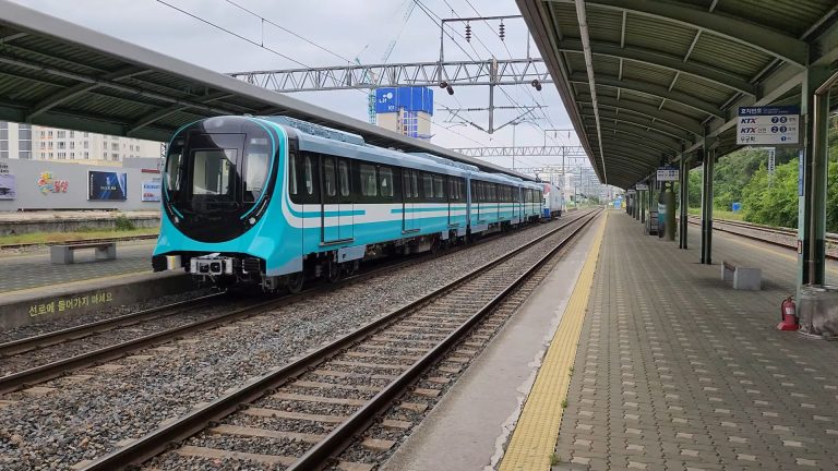 Hyundai Rotem J151 train (Video screengrab: 냥철) | Land Transport Guru