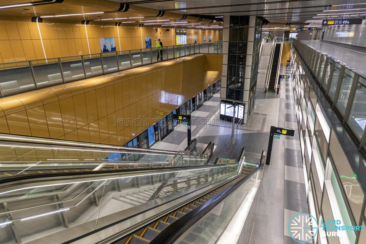 Bayshore MRT Station – Platform view from Concourse (looking west ...