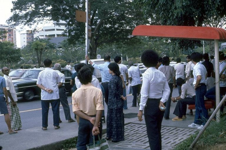 Bus stop along Serangoon Rd, 1986 (Photo: NAS) | Land Transport Guru